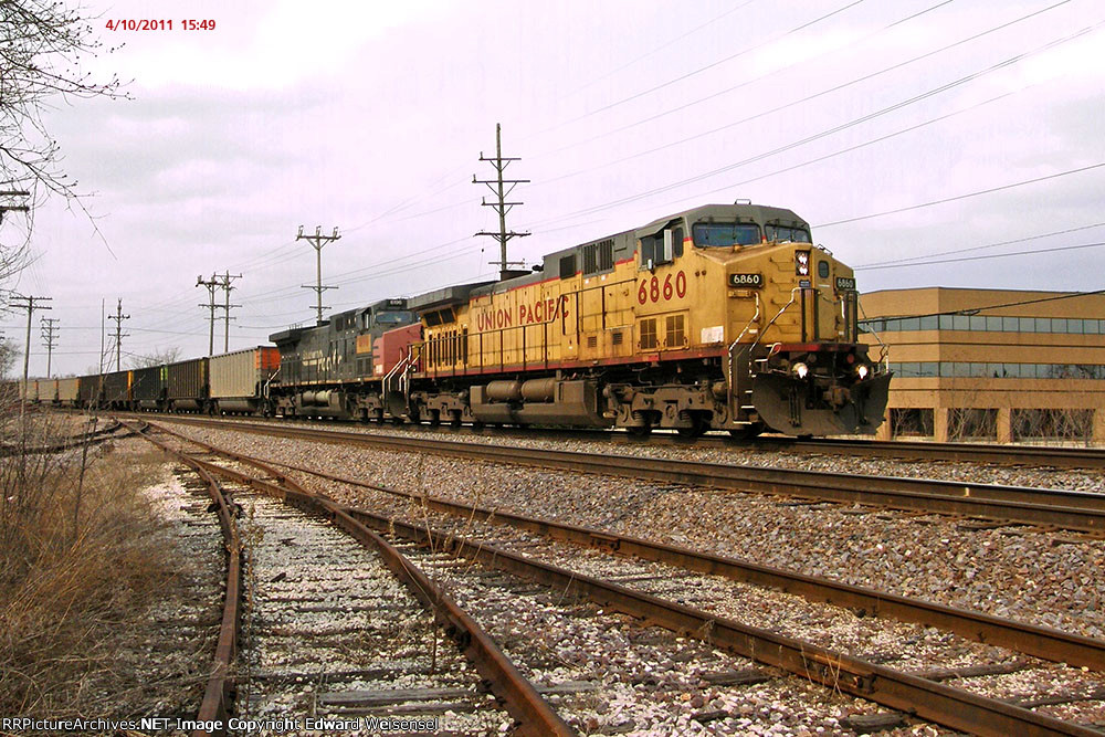 UP 6860 rolls their WPSX empties south @ Burleigh Av.